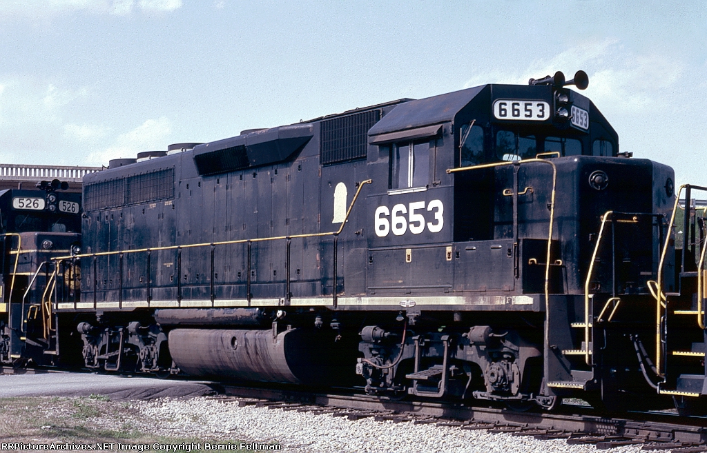 Seaboard System GP40 #6653, clearly displaying its Georgia Railroad heritage, on the main with a ...
